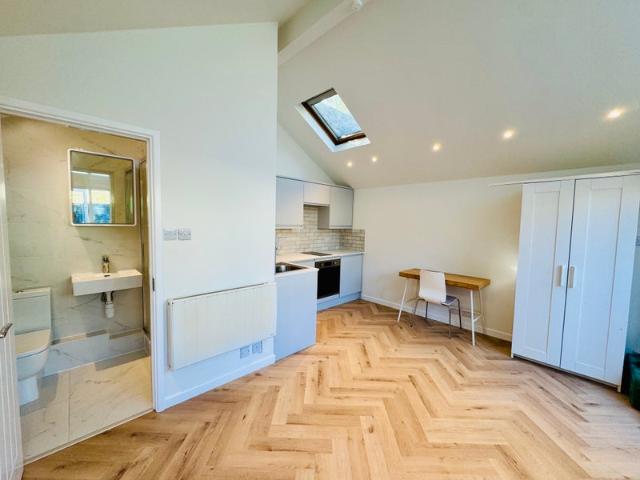 Fully Furnished Studio Oxford Rd Bills Included