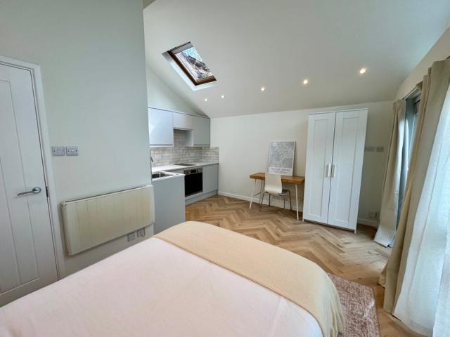 Fully Furnished Studio Oxford Rd Bills Included