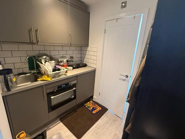 Fully furnished studio apartment to let on Melbourne Street, just a few minutes’ walk from Derby City Centre