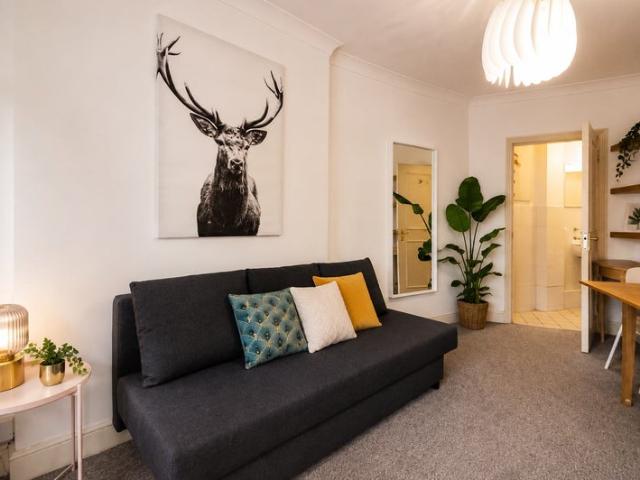 Fully Furnished Studio w Patio, Holland Park