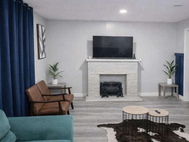 Fully Furnished Premium Private Rooms w Hot Tub A