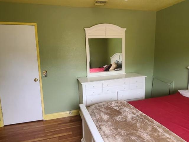 Fully Furnished Queensize bedroom, walk in closet