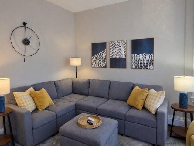 Fully Furnished Rooms for Rent – Steps to Red Line