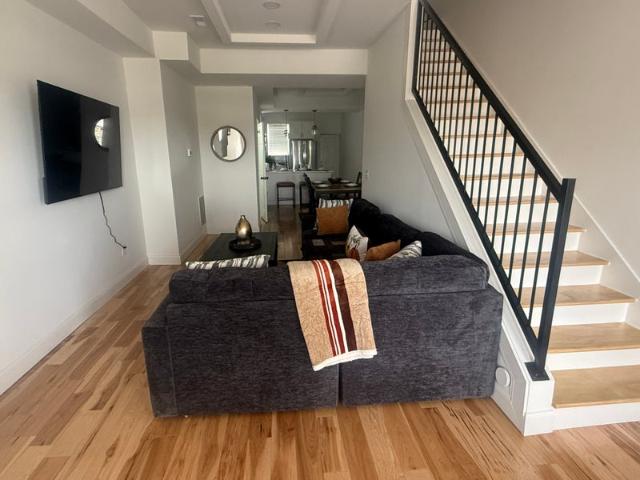 Fully Furnished Rooms w/ Priv Bath Near JohnsHop