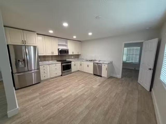 Fully Remodeled 3/2 210 Martin Luther King Jr Ave W