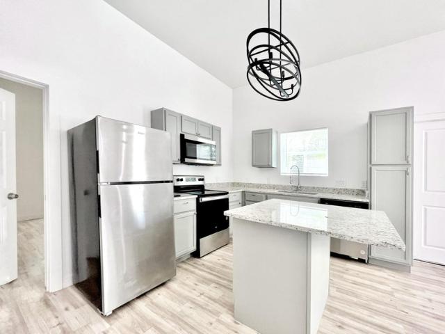 FULLY REMODELED PADSPLIT, 2 MINS FROM PUBLIC TRANS