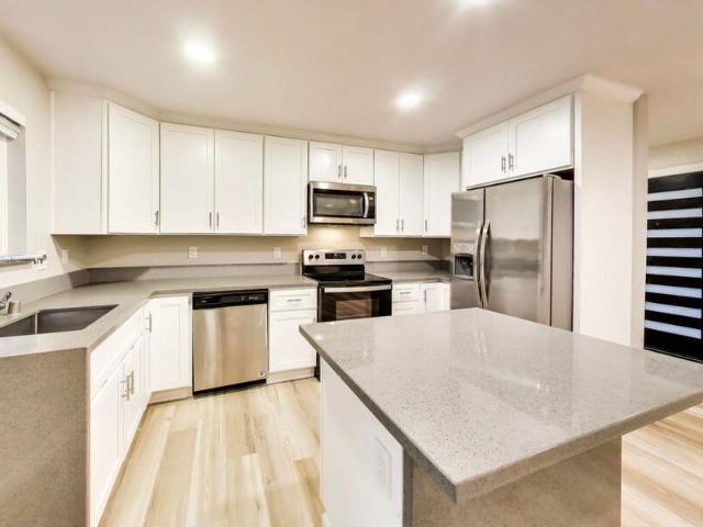 Fully Renovated 2 BD 2 BA with Washer/Dryer!