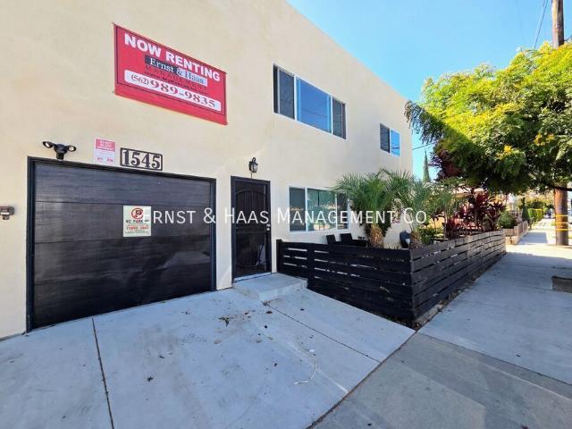 Fully Renovated 2 Bedroom Apartment in Prime Long Beach Location! *MOVE IN SPECIAL