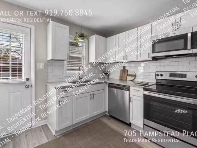 Fully Renovated 2 BR Flat w/ Front & Back Doors Near Greenwa.