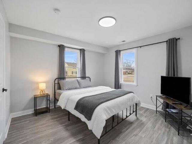 Fully Renovated Close to waterfront parks and fishing