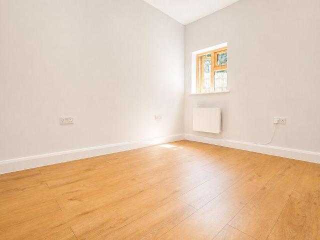 Fully Refurbished Bungalow with Large. 2 bed bungalow to rent £2,100 pcm £485 pw