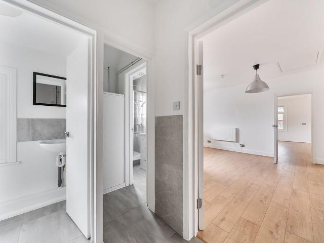 Furze Platt Road, Maidenhead SL6, 2 bed flat to rent, £1,700 pcm | PrimeLocation