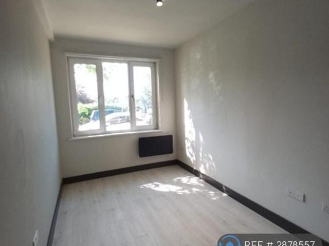 Furzedown Drive, London, SW17 Studio to rent £1,420 pcm £328 pw