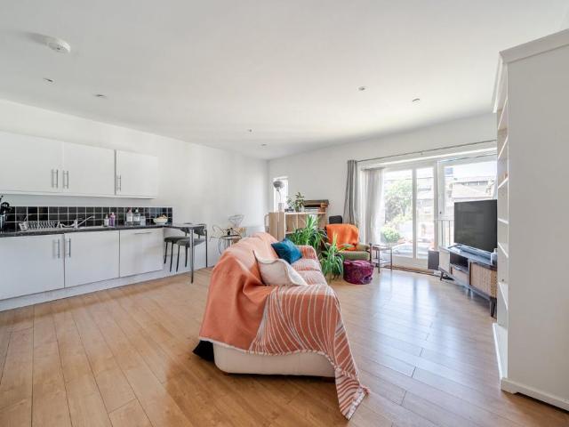 Furley Road, Peckham, London, SE15 2 bed flat to rent £1,950 pcm £450 pw