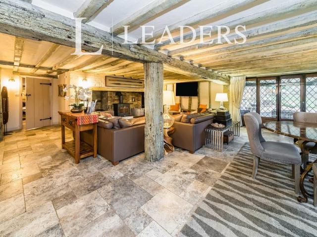 Furnace Farm Road, Furnace Wood, RH19 5 bed semi detached house to rent £4,600 pcm £1,062 pw
