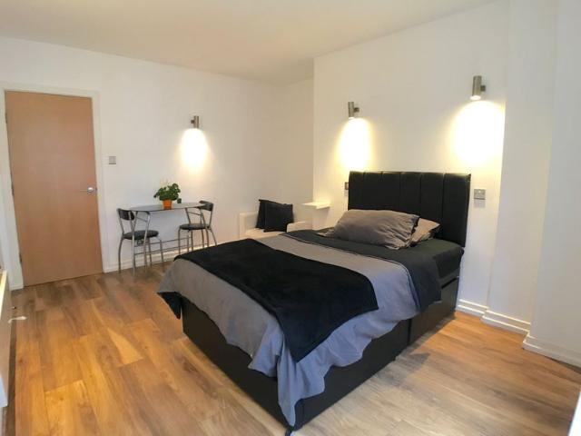 Furnished 1 bed City Flat LS1 Near Station
