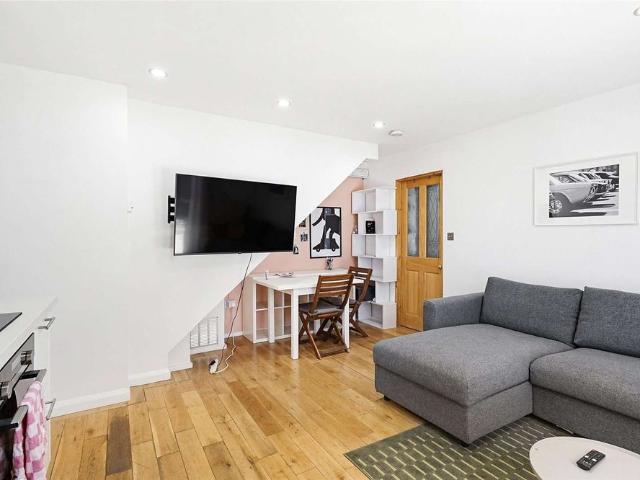 Furnished 1 bed flat with a private garden
