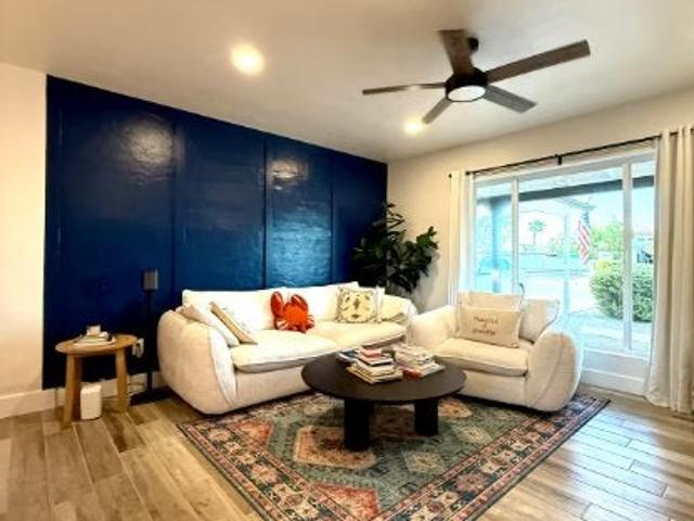 Furnished 2 bed bath Uptown Phoenix Beauty with a
