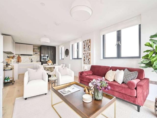 Furnished 2 bed flat with a balcony