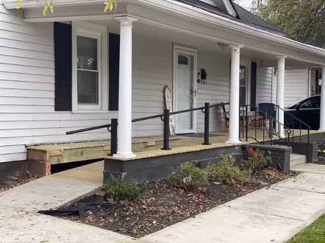 Furnished 2 Bedroom 2 Bathroom House in Walkable neighborhood.
