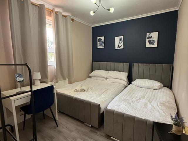 Furnished 2 Bedrooms Living Room Close to Station