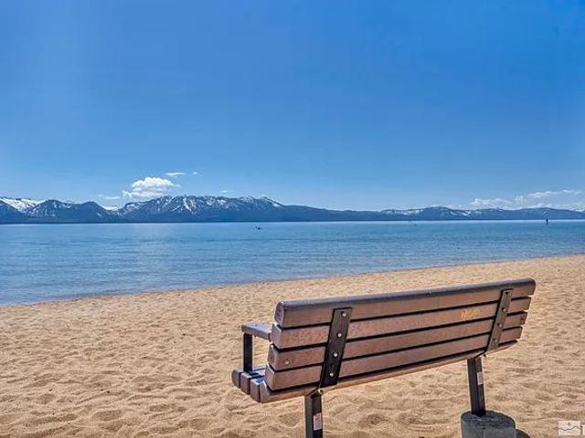 FURNISHED CORP 3 Bedrooms & Walk To Lake TahoeCas