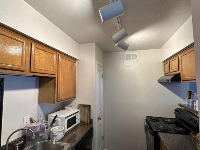 Furnished Apartment – Lease Takeover Available