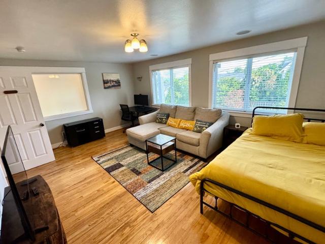 Furnished Approx 450 sqft Studio_Style Suite with