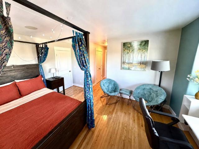Furnished Approx 400 sqft Master Suite w Jacuzzi