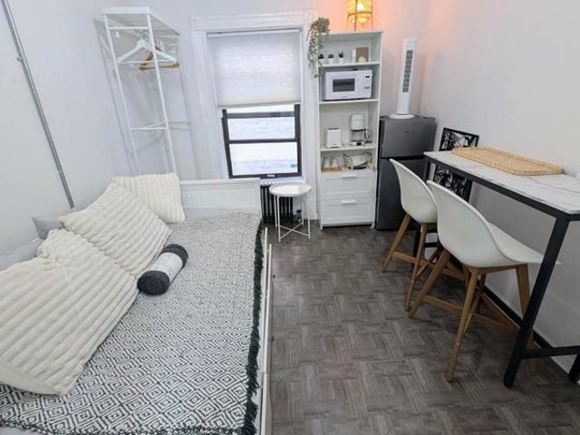 Furnished bedroom w/private bathroom
