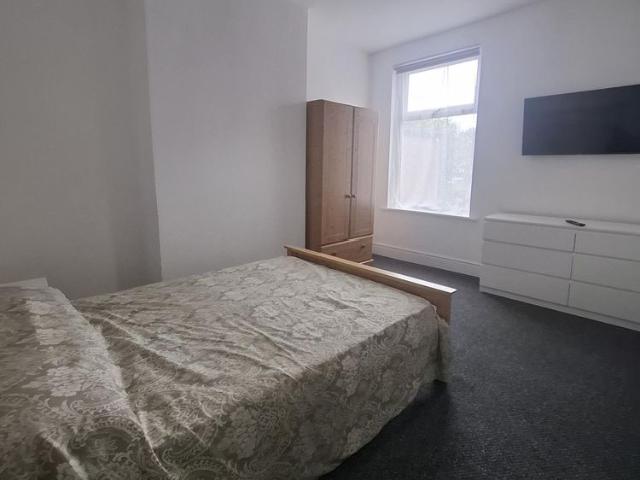 Furnished double room in newly refurbished shared property Bills included