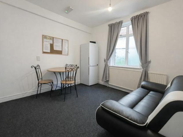 Furnished Double Room To Let HP11
