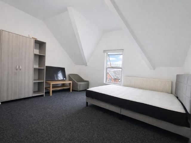 Furnished Double Room To Let HP11