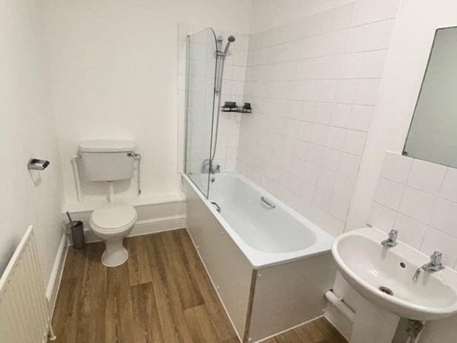 Furnished flat in Kilburn, in front of the station