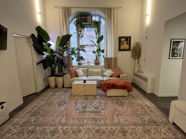 Furnished large room in spacious FiDi apt