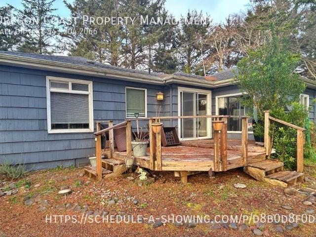 Flexible Furnished or Unfurnished Lincoln City Duplex Available!
