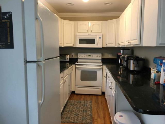 Furnished Modern 1 Bed in Shared 3 Bed Townhome
