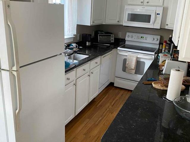 Furnished Modern 1 Bed in Shared 3 Bed Townhome