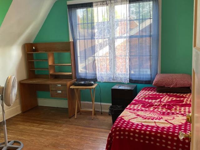 furnished medium size room 4 rent
