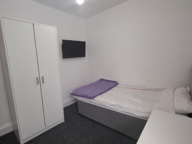 Furnished single room in newly refurbished shared property Bills included