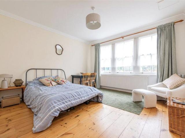 Furnished spacious studio flat in Finsbury Park