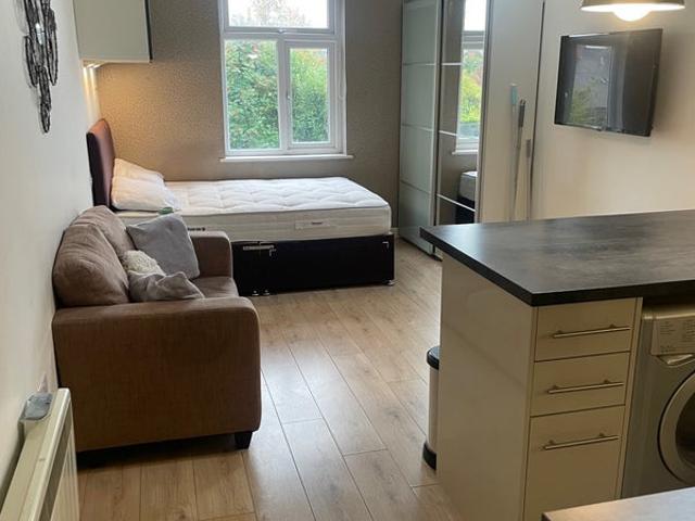 Furnished studio apartment to let