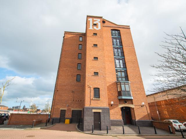 Furnished studio apartment with stunning views of the Marina, Hull