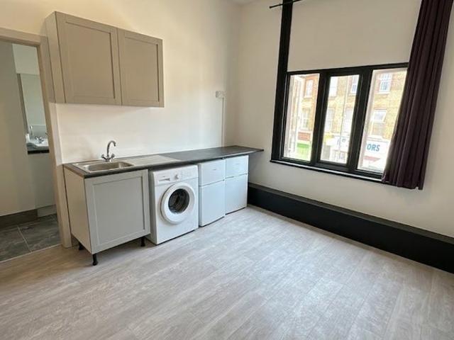 Furnished Studio Flat to rent in NW10