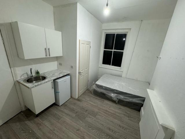 Furnished studio Flat to rent NW6 bills included