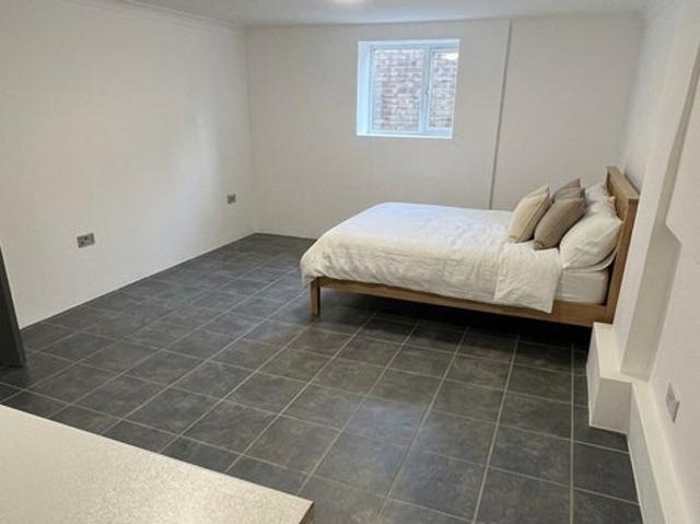 Furnished studio to rent in Willesden NW10