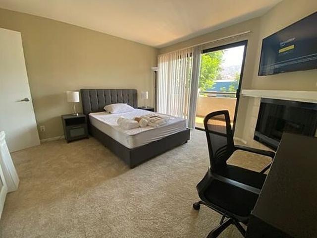 Furnished private bedroom in Burbank