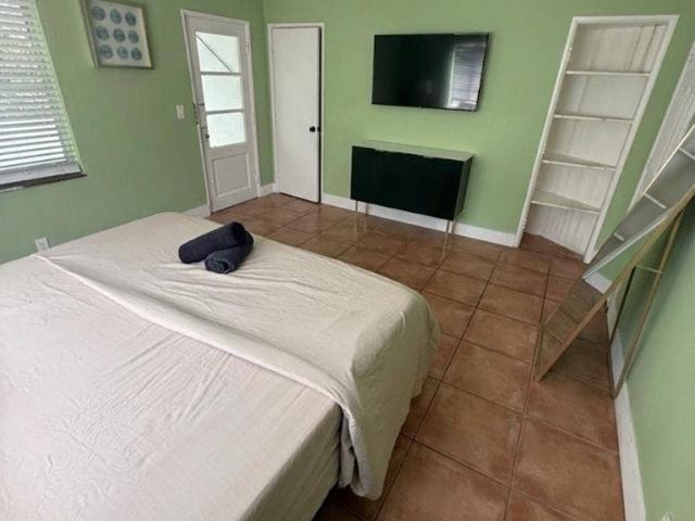 Furnished private room Miami River
