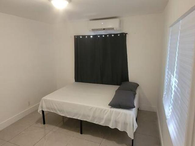 Furnished Private Room in Central Hollywood – Walk or Bus to Shops & Parks!