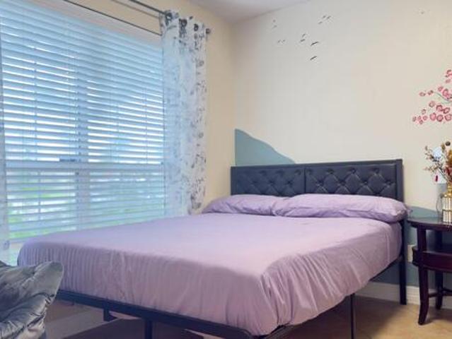 Furnished Private Room in Quiet Home with Hot Tub Access